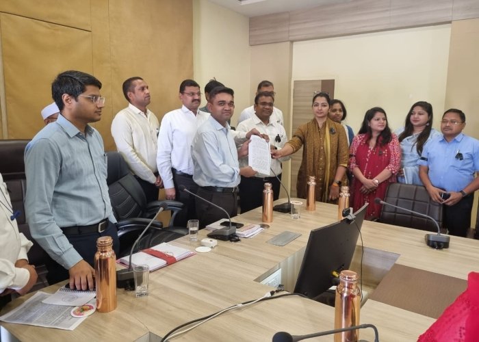 तहसीलदार व नायाब तहसीलदार ने लौटाए वाहन, काली पट्टी बांधकर किया विरोध ...